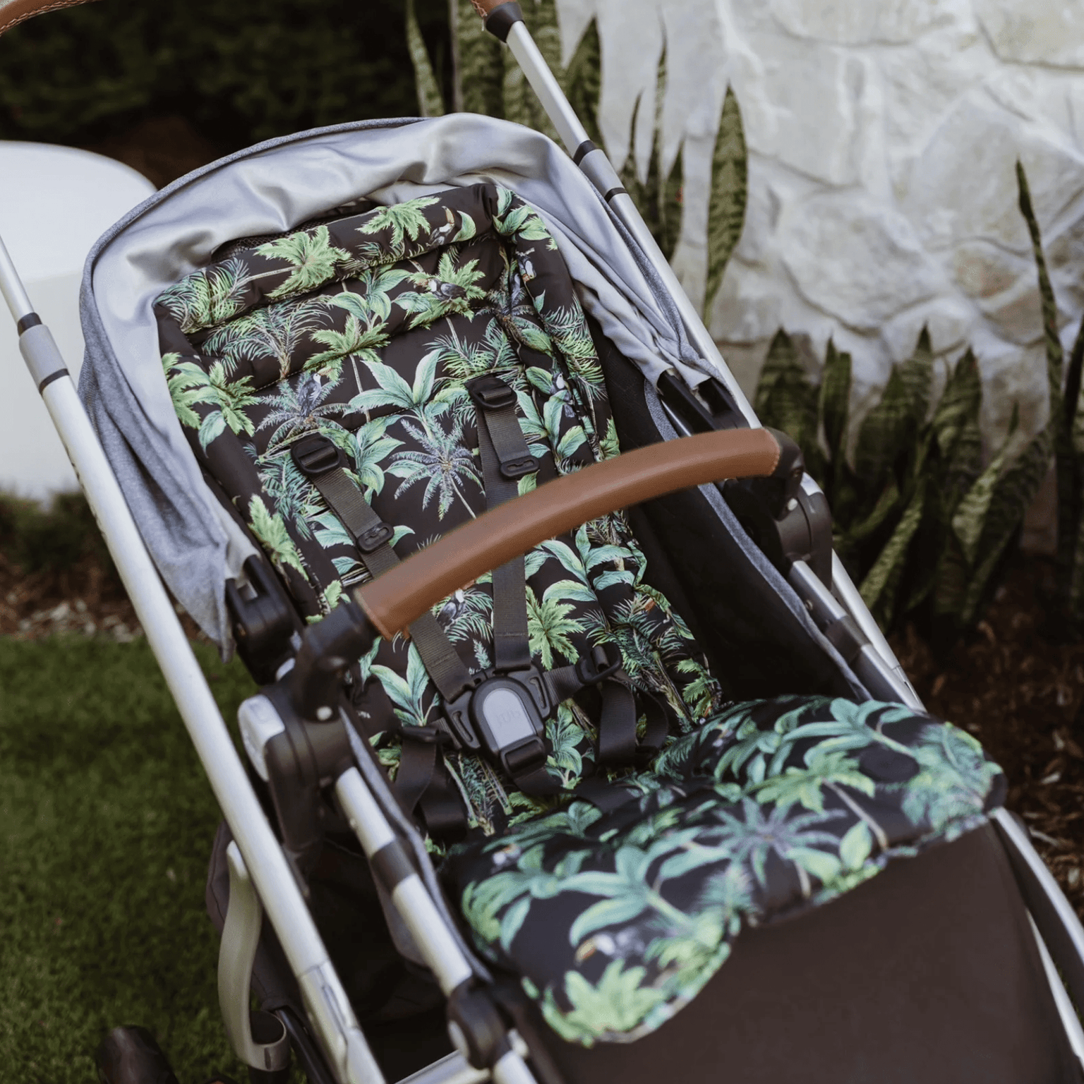 Fold-Up Tropical Tote - Convenient and Stylish Accessory — OiOi